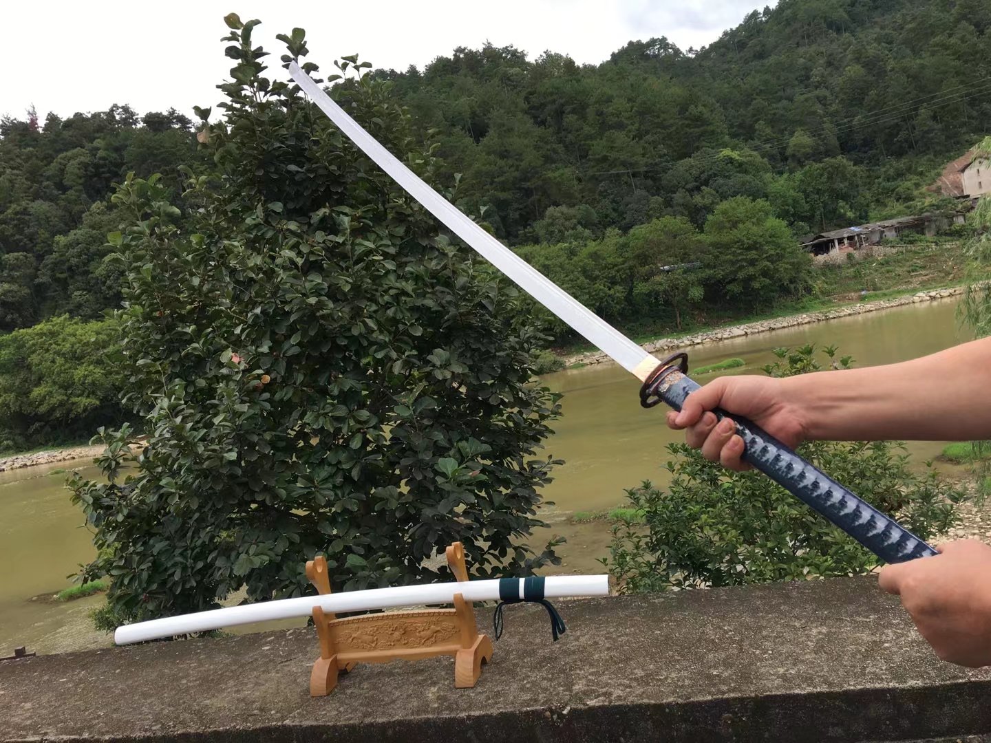 巨浪加长武士刀、售1300（尺寸）：全长155cm 、韧长120cm 柄长30cm 韧宽3.2cm，厚0.72cm 、全重1.95Kg、净重1.60Kg、收藏 防身 乔迁送礼 武术健身 精美 ...