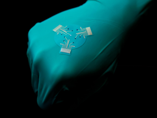 一种研发中的智能绷带在未来有望被用来监测和治疗慢性伤口-蜂耘网